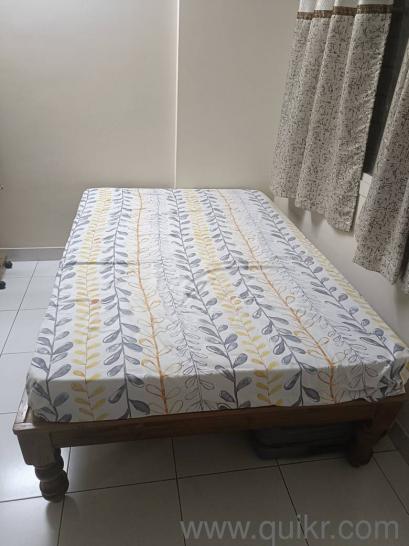 4ft x 6ft Diwan with Sleepwell foam mattress 5inch rarely used ...
