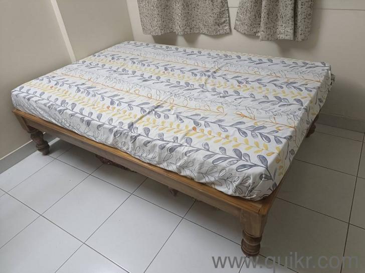 4ft x 6ft Diwan with Sleepwell foam mattress 5inch rarely used ...